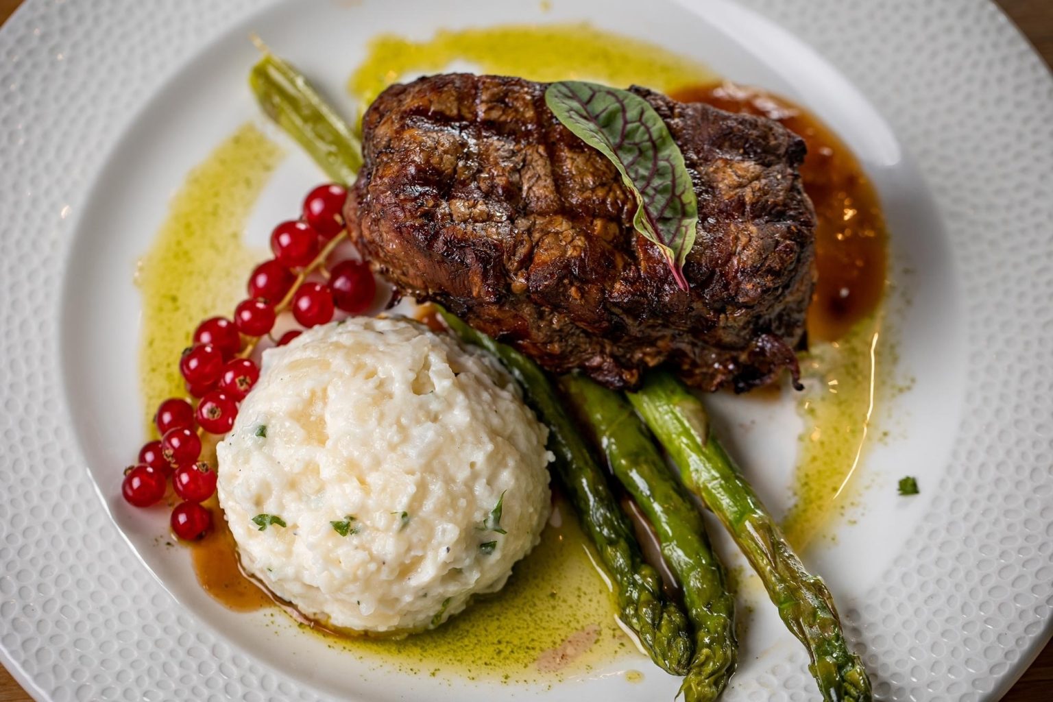 Restaurant & Bar Hotel Orizont: Savoare și Eleganță